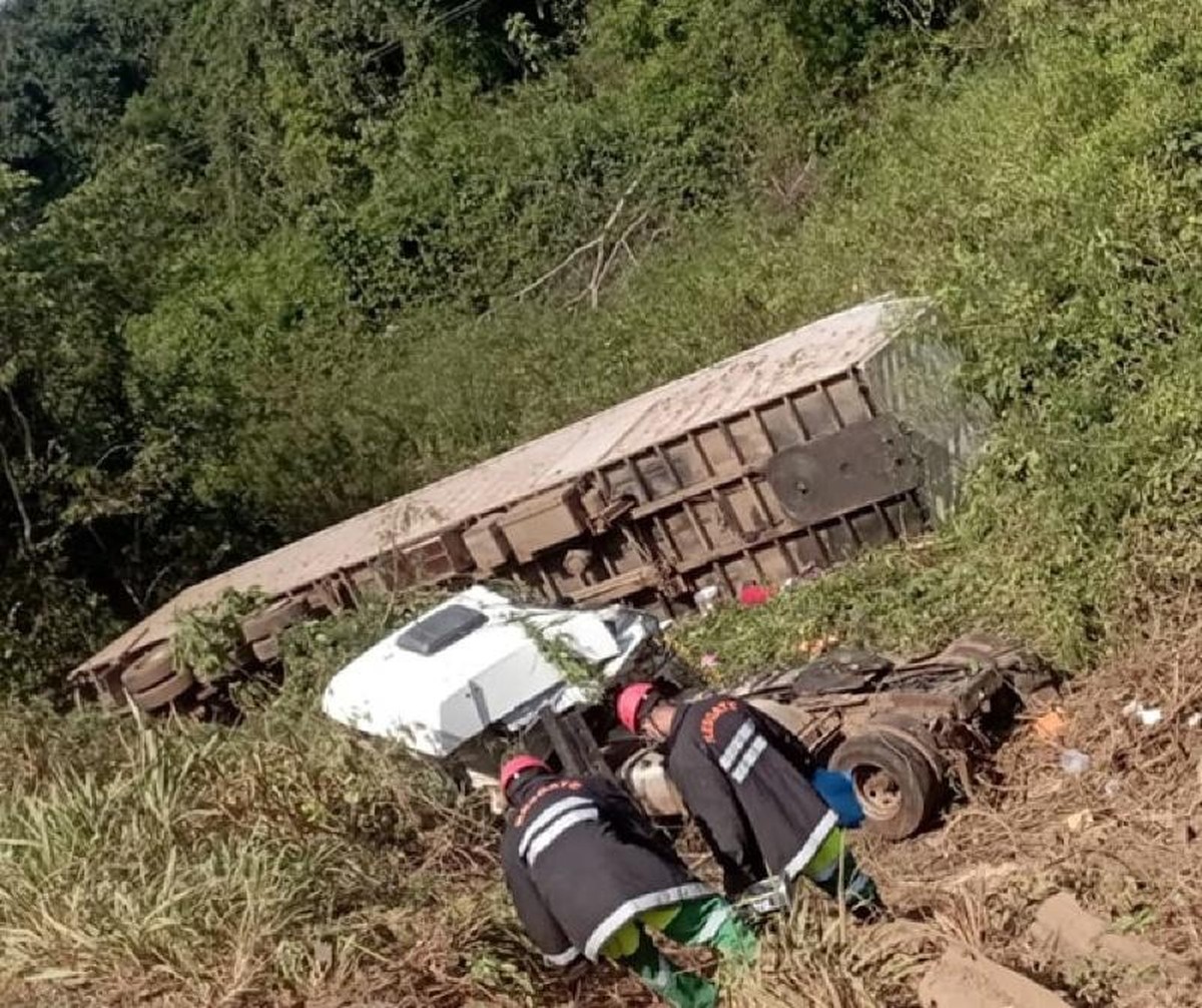 Uma pessoa morre e outras três ficam feridas em acidente entre carro e