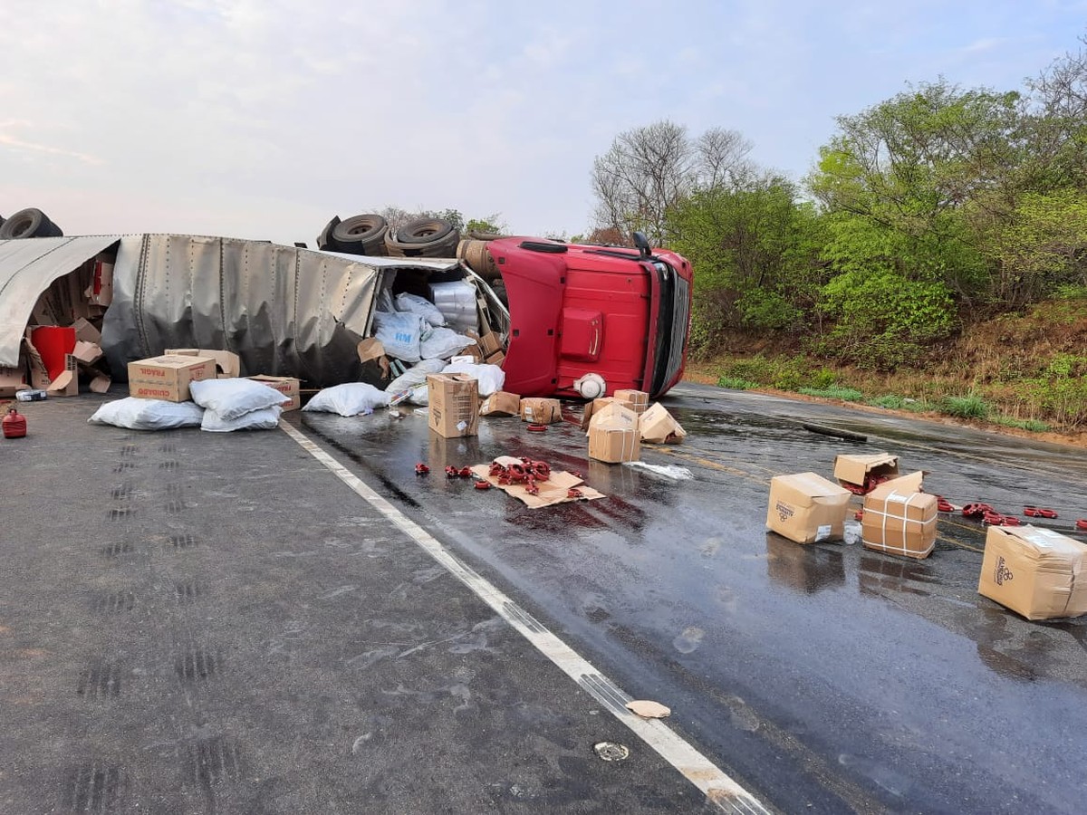 Pista Molhada Causa Tombamento De Carreta Na BR 135 No PI E Motorista