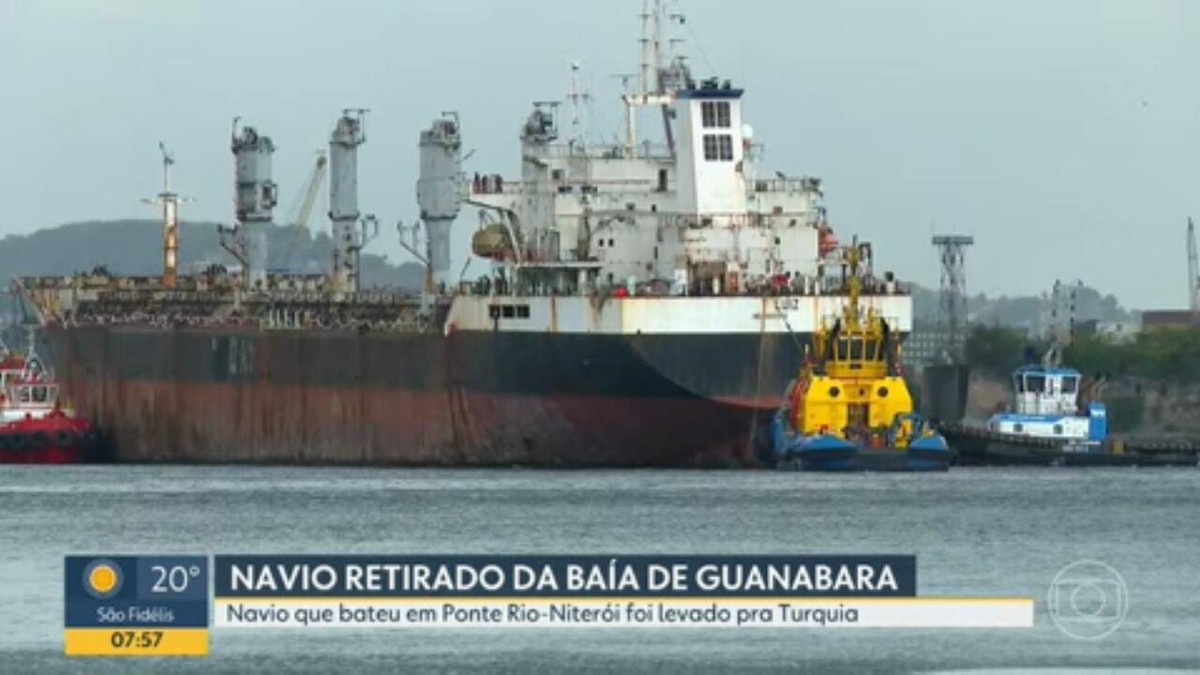 Navio fantasma que bateu na Ponte Rio Niterói há 2 anos é retirado da