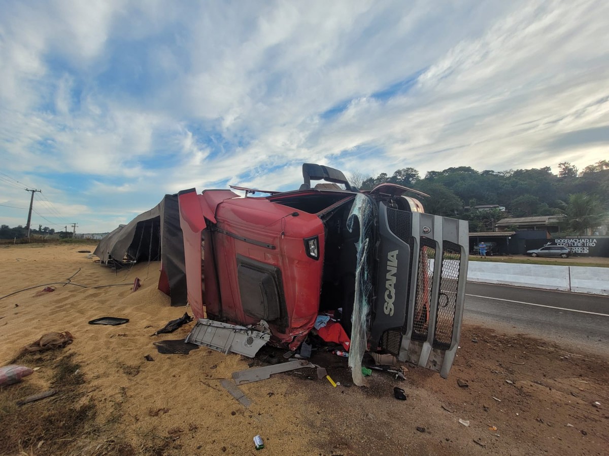 Carreta Tomba E Espalha Carga De Soja Em Acidente Na PR Em Londrina Norte E Noroeste G
