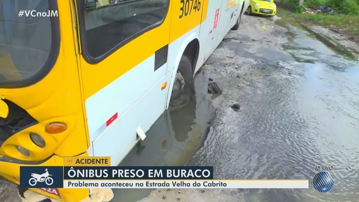 Ônibus fica preso em buraco em estrada no subúrbio de Salvador água