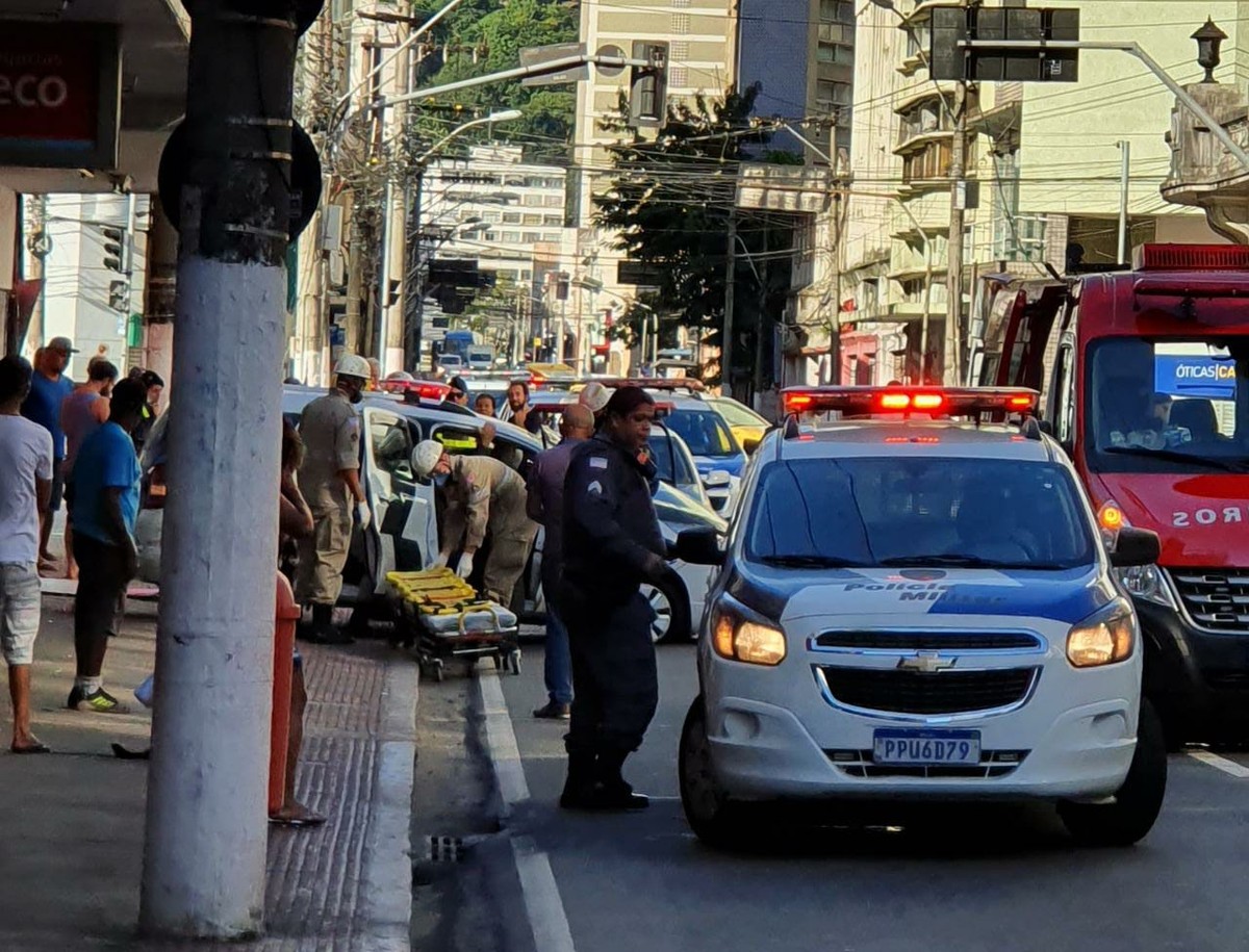 Viatura da Polícia Militar se envolve em acidente após perseguição no