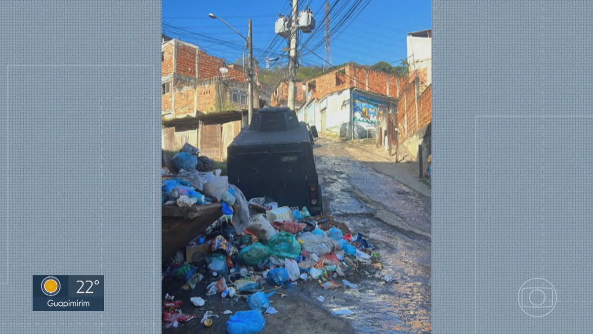 Caveirão da PM derrapa em chorume e cai no lixo durante operação na