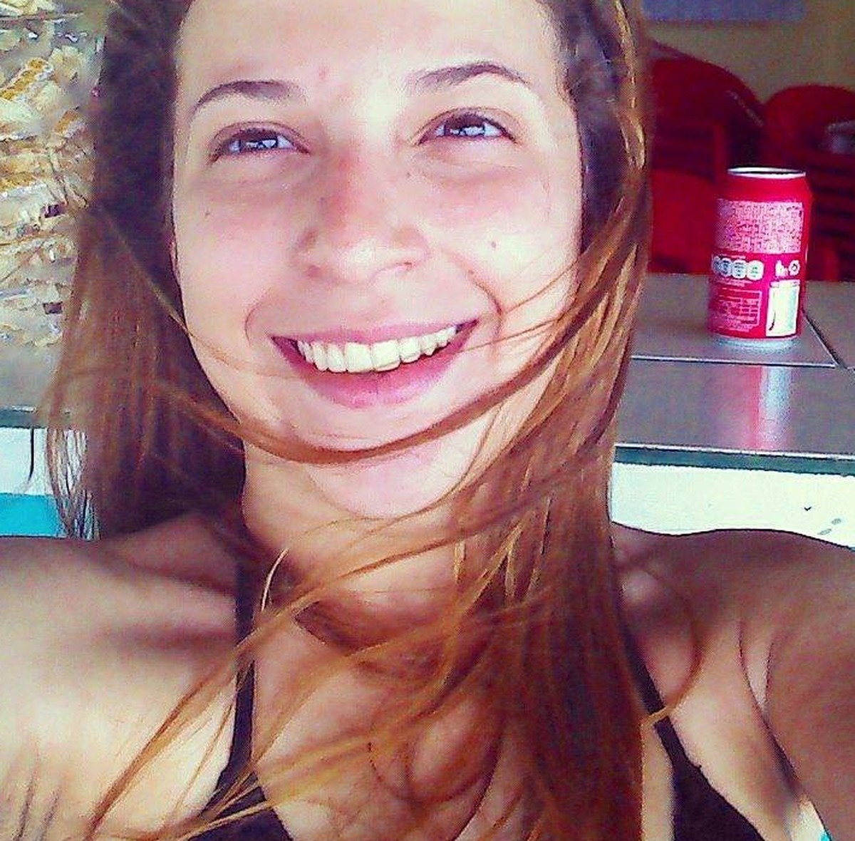 Jovem de 24 anos é morta tiro na cabeça após sair do trabalho em