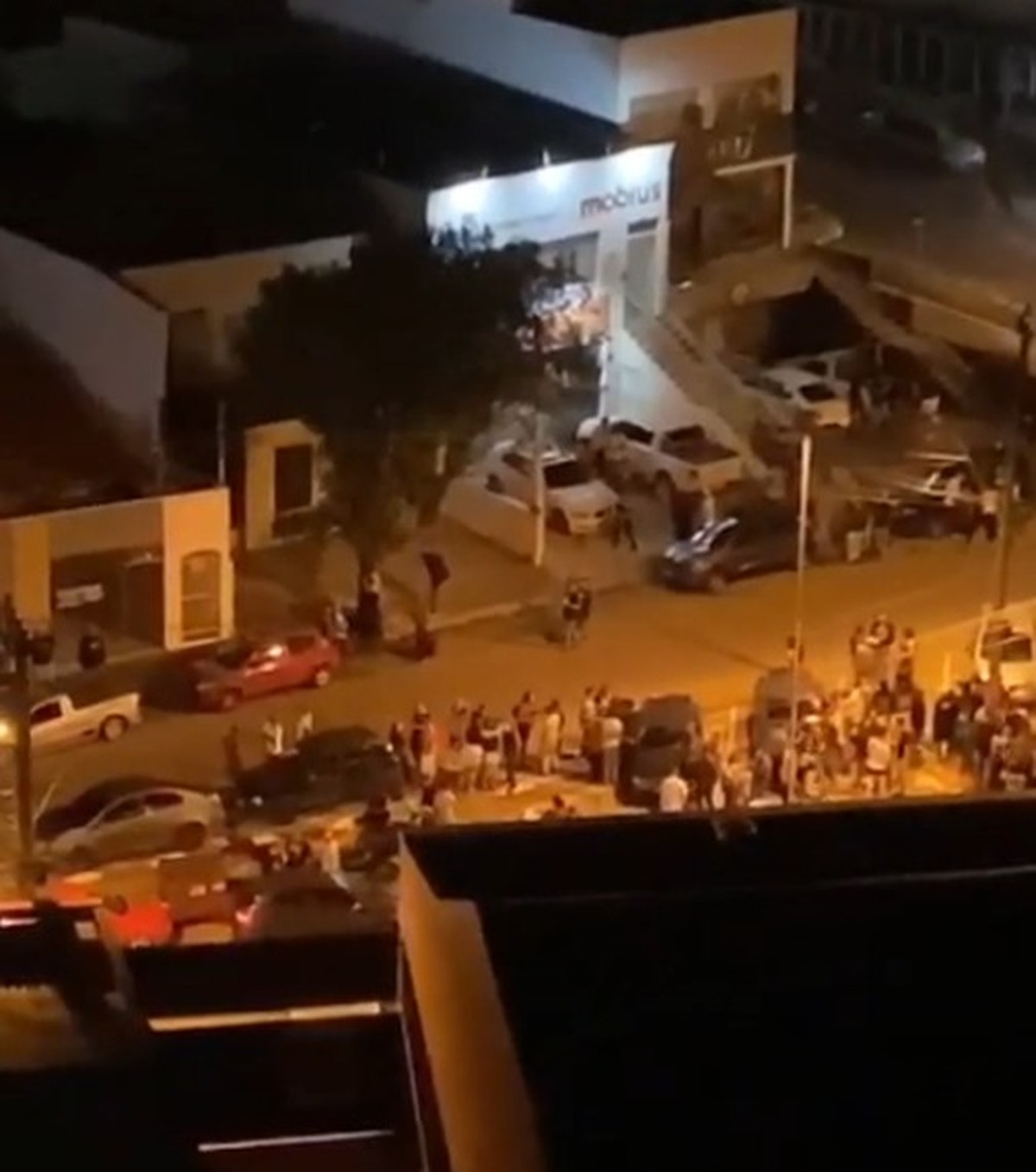 Bailes funk aglomeração de pessoas e som alto incomodam moradores