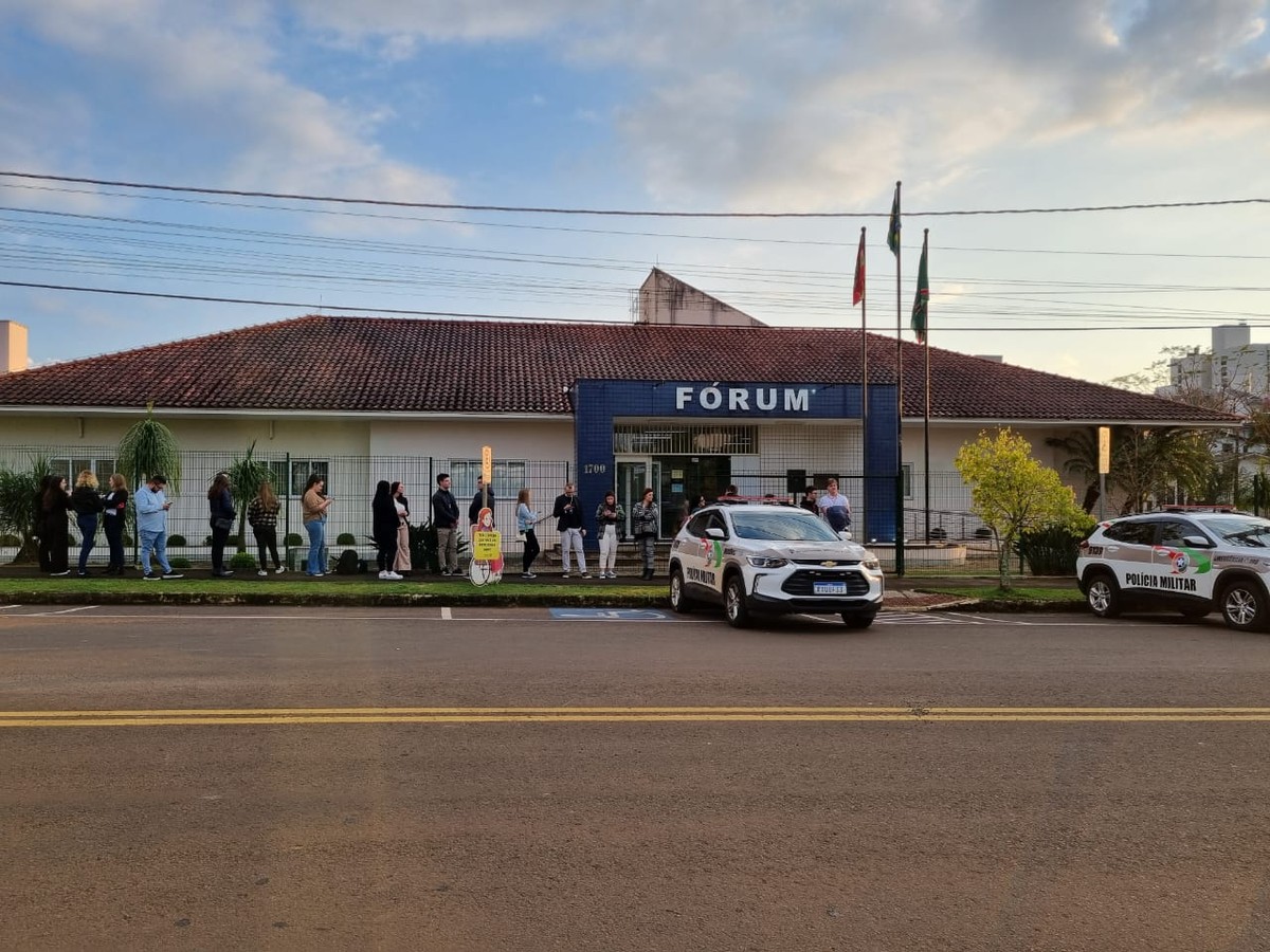 Acusado de ataque a creche em Saudades deixa salão do júri durante fala da acusação Santa