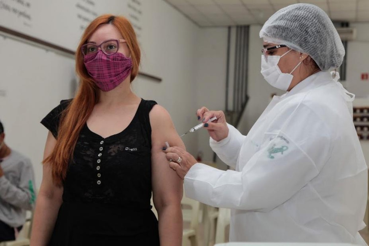 Santos começa aplicar 4ª dose da vacina contra Covid para maiores de 30