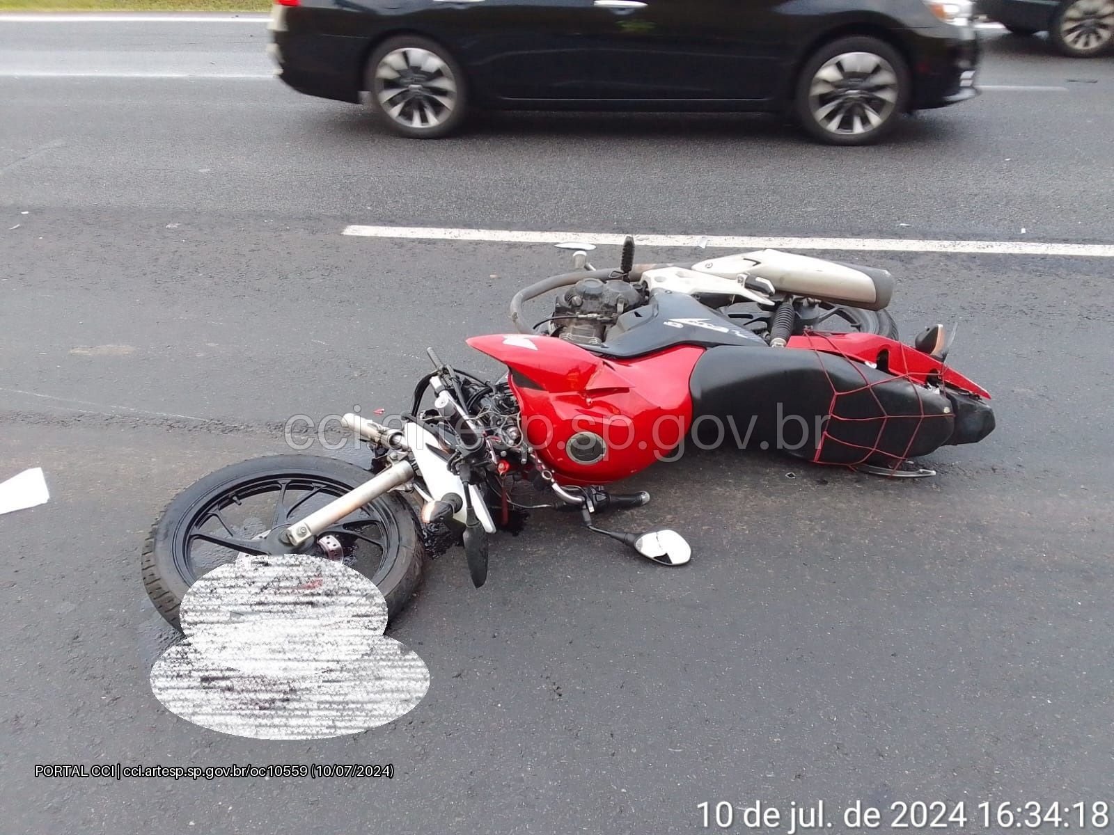 Helicóptero da PM resgata vítima de acidente entre carro e moto na Rodovia dos Bandeirantes em