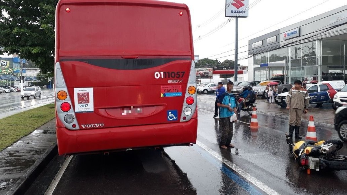 Mulher morre e homem fica ferido após acidente entre moto e ônibus em