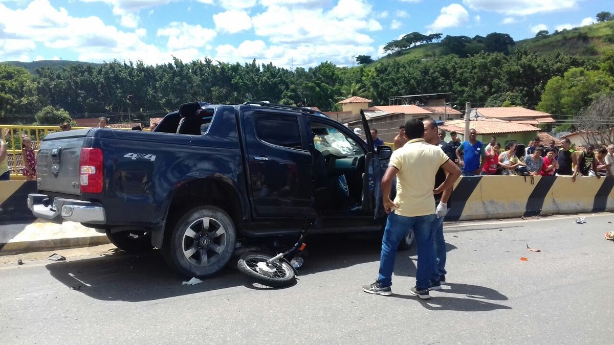 Motorista Perde Controle De Caminhonete Bate Em Motos E Duas Mulheres
