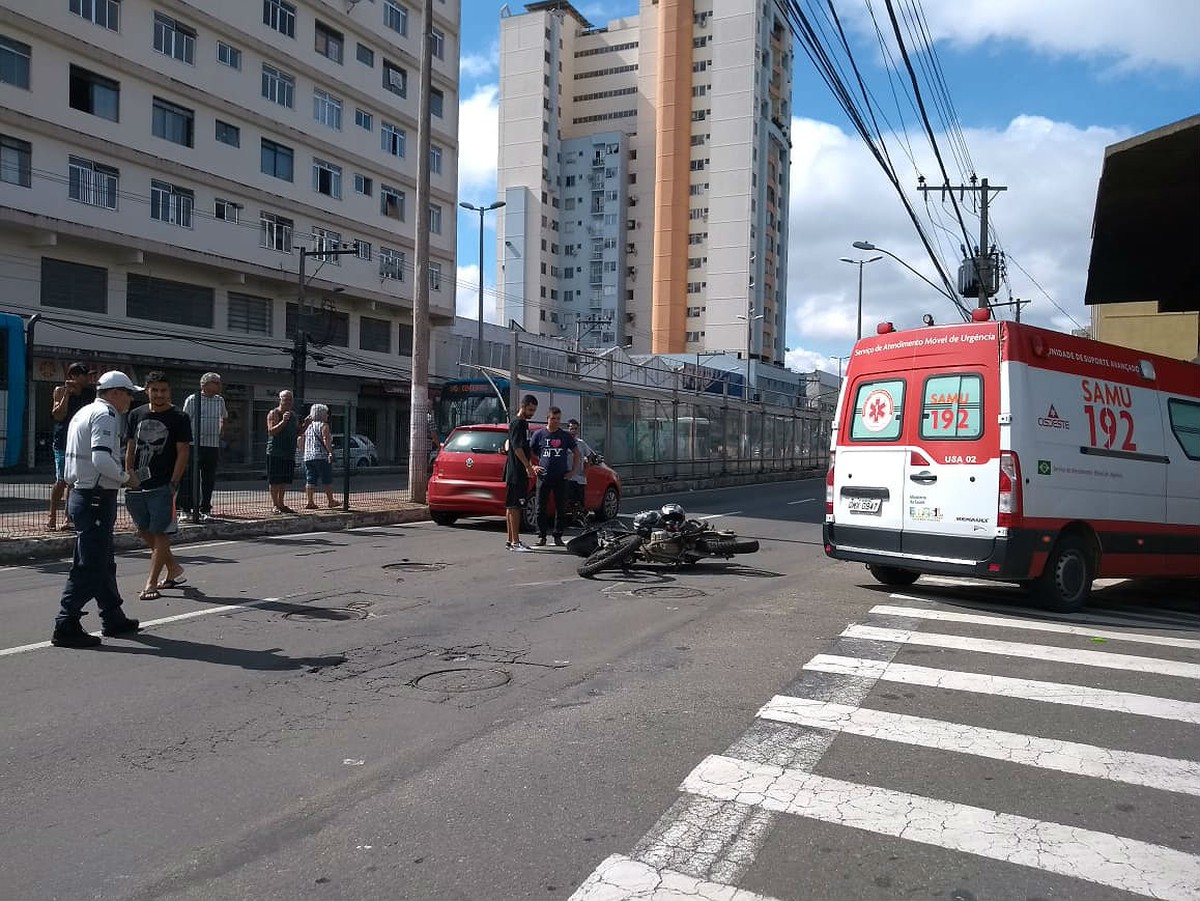 Duas pessoas ficam feridas após moto bater em carro em Juiz de Fora