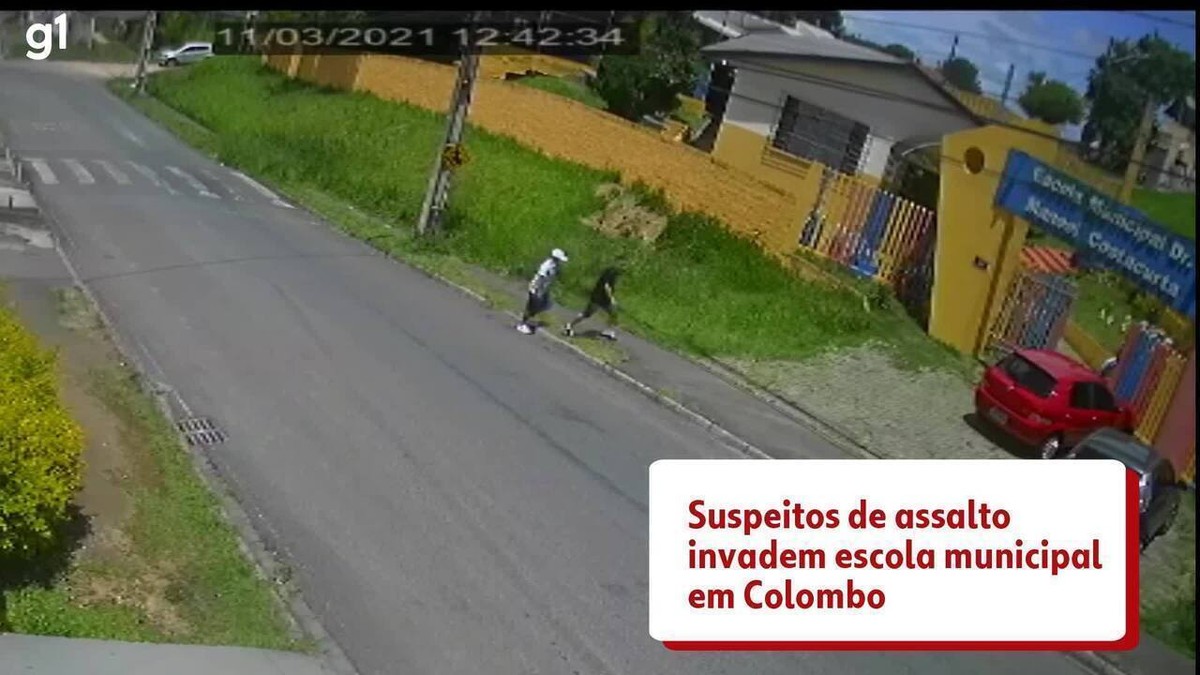 Vídeo mostra momento em que suspeitos de assalto invadem escola em