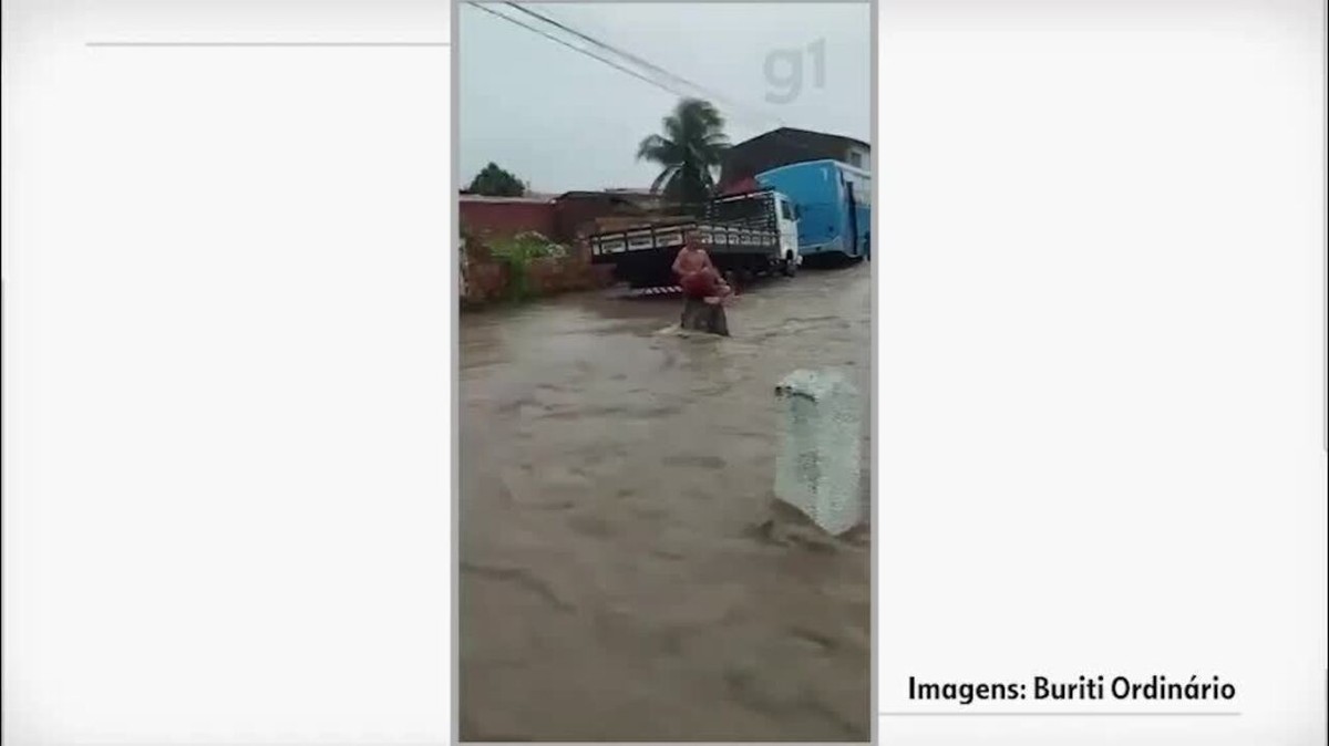Chuva torrencial alaga ruas e água invade casas em Buriti dos Lopes