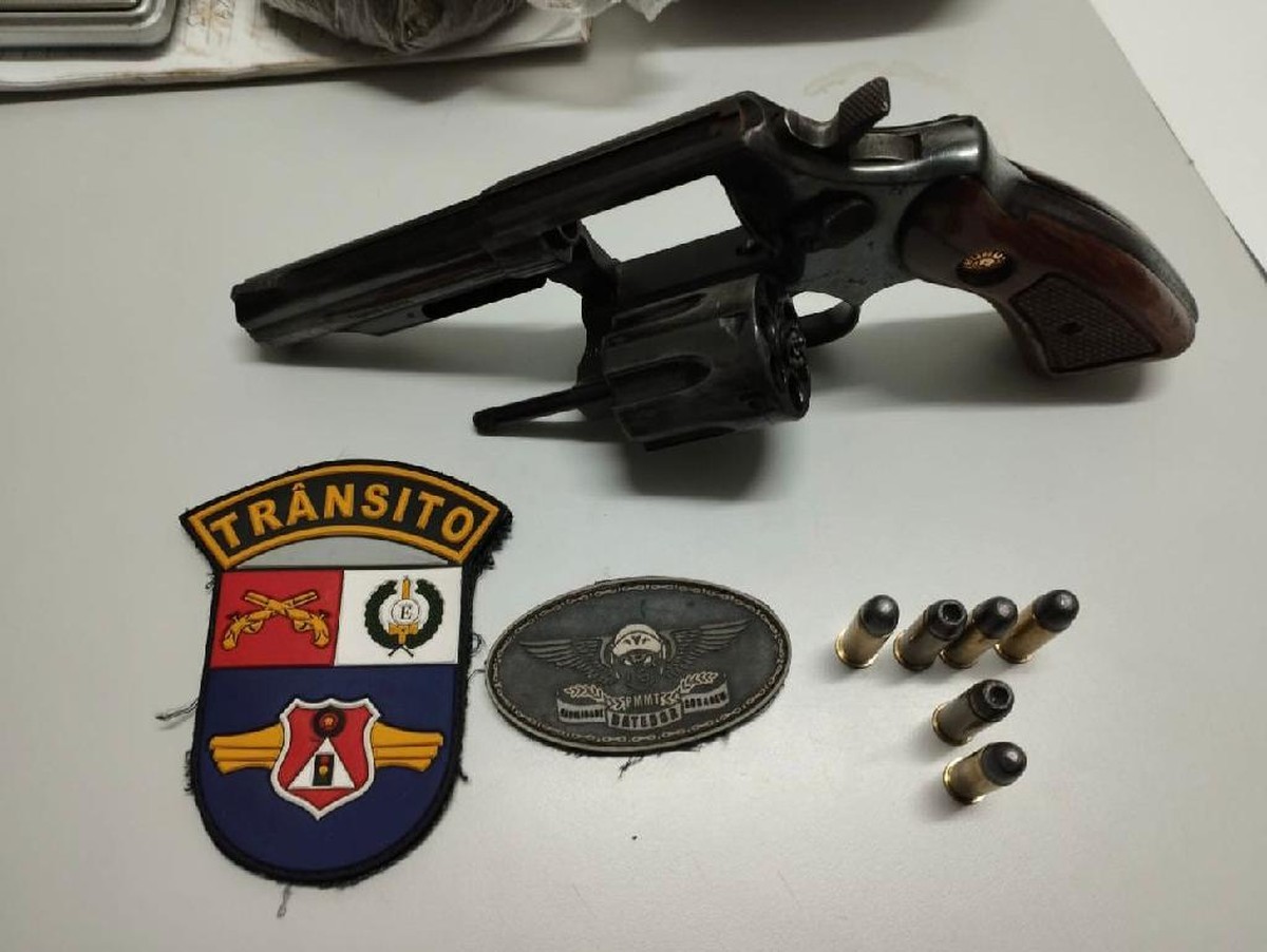 Homem de 51 anos é preso durante blitz por porte ilegal de arma e por