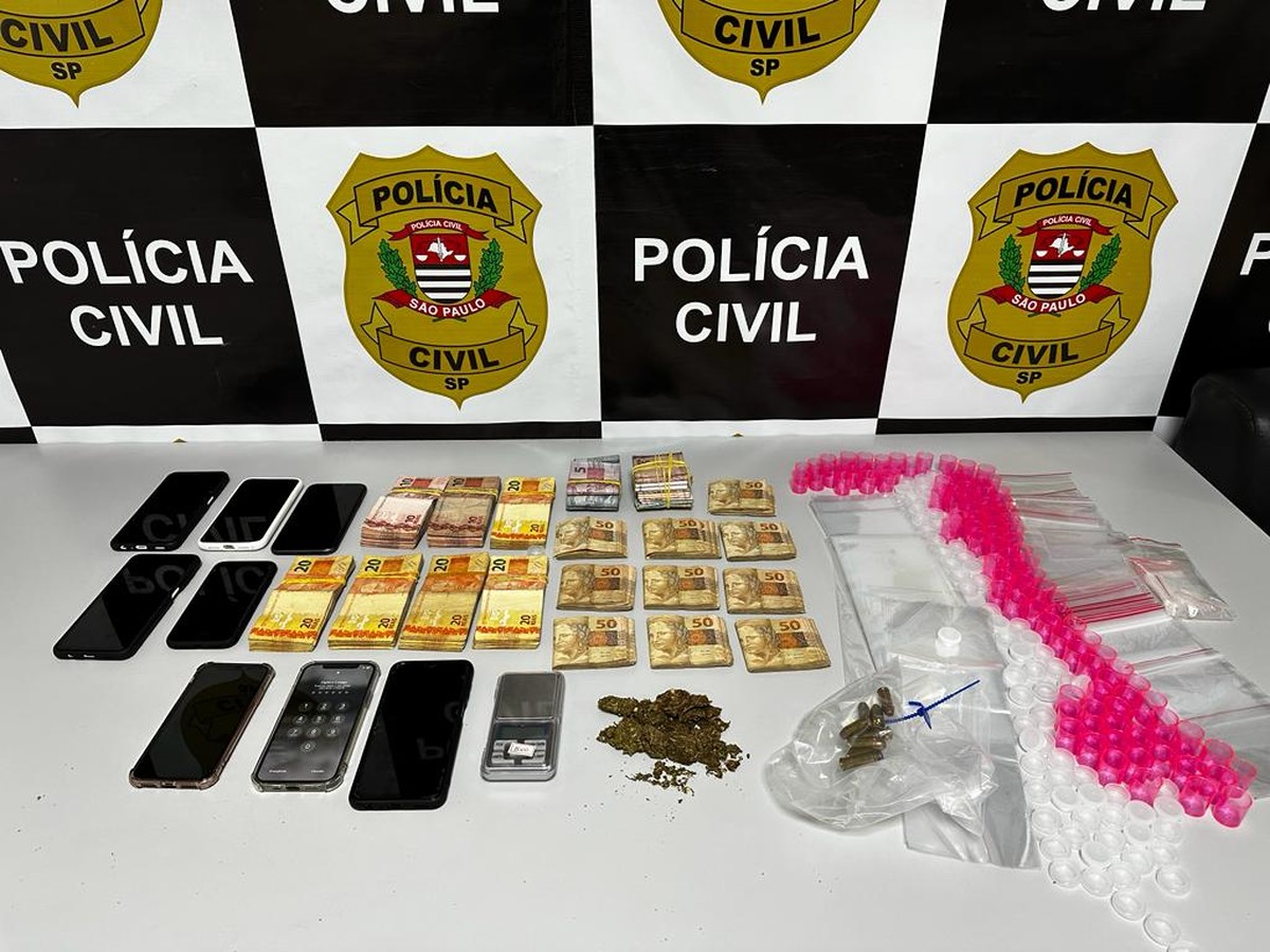 Dupla é presa carro de luxo drogas munições e mais de R 20 mil
