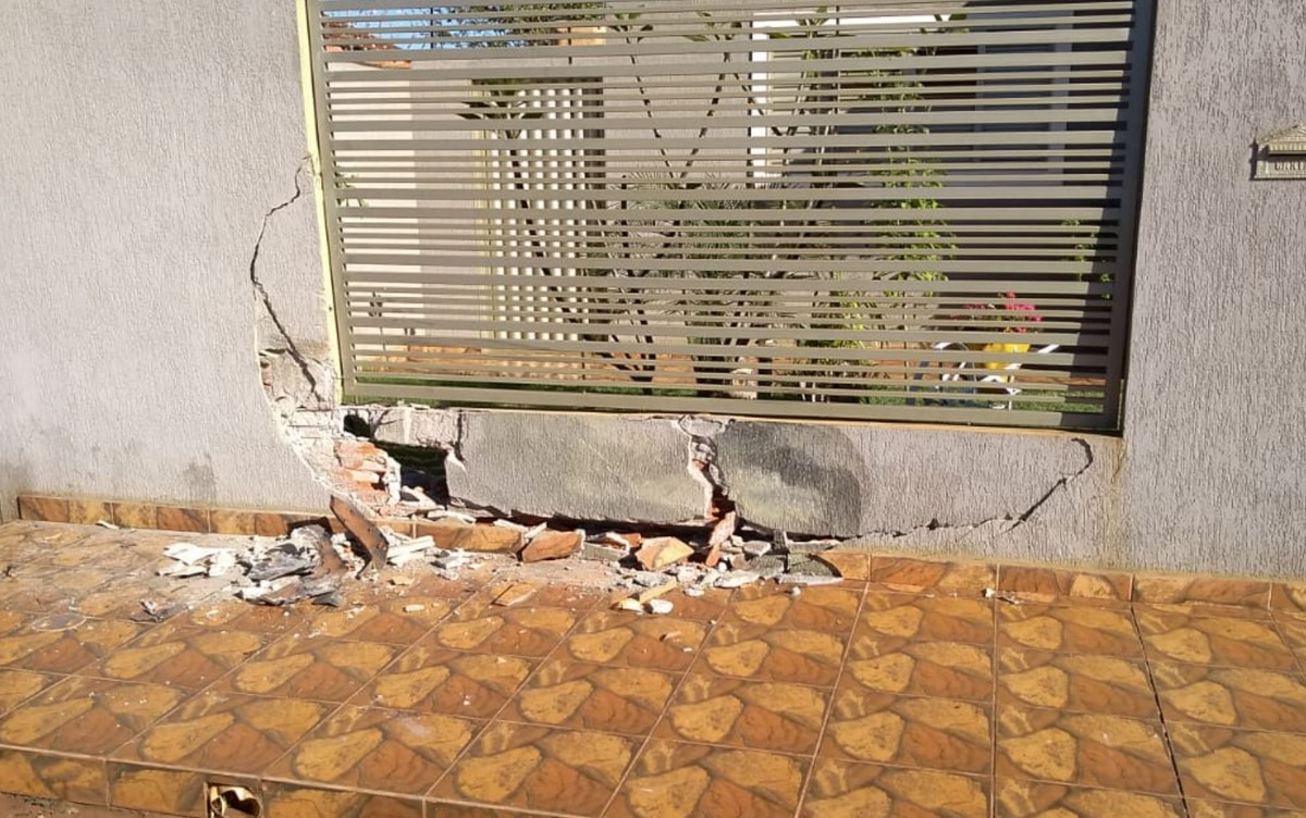 Motorista Bate Carro Contra Muro Ao Tentar Fugir De Abordagem Da PM Em