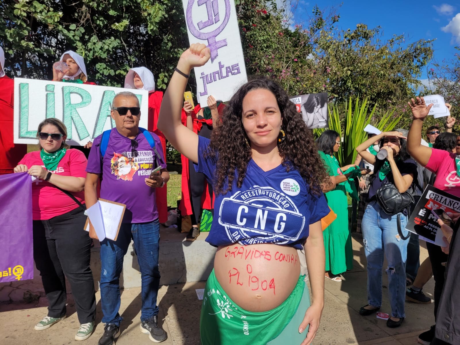 Manifestantes protestam na entrada da Câmara dos Deputados contra projeto de lei que equipara