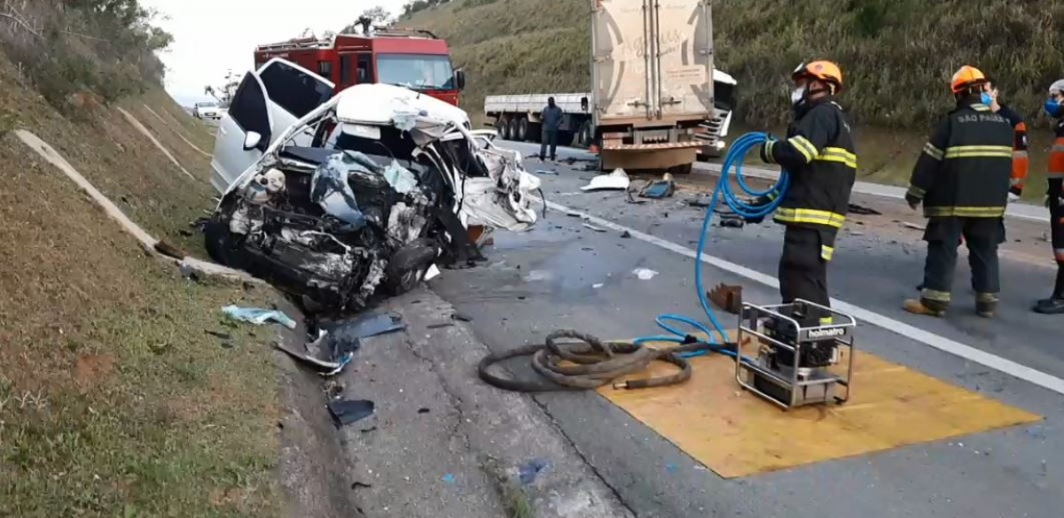 Acidente entre caminhão e carro deixa mulher ferida na rodovia Raposo