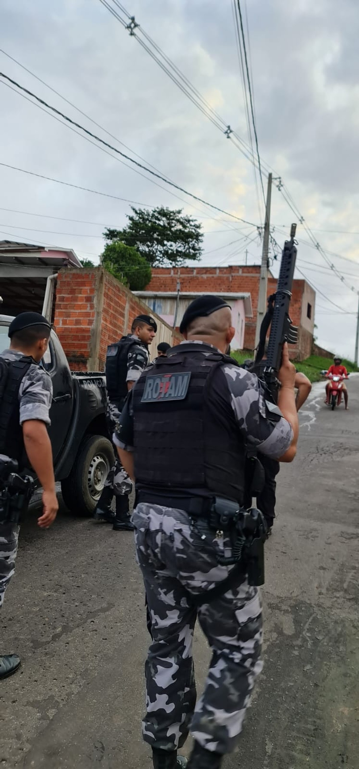 Mandados de prisão por tráfico de drogas e organização criminosa são