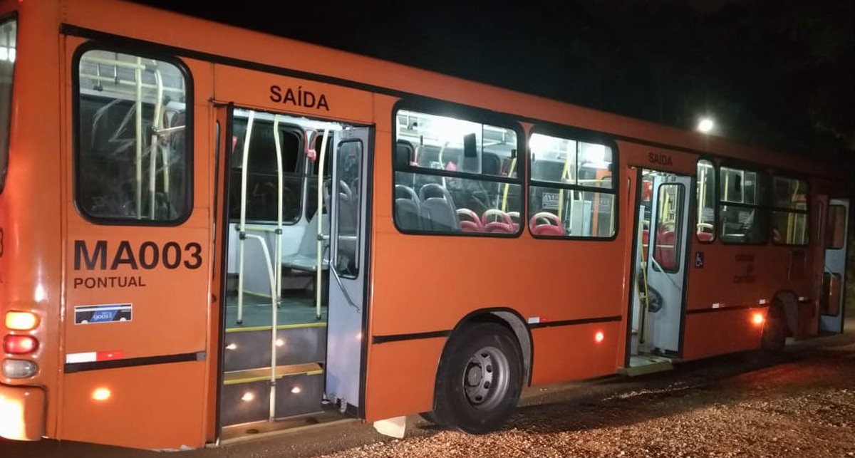 Ladrões armados assaltam ônibus do transporte público em Curitiba