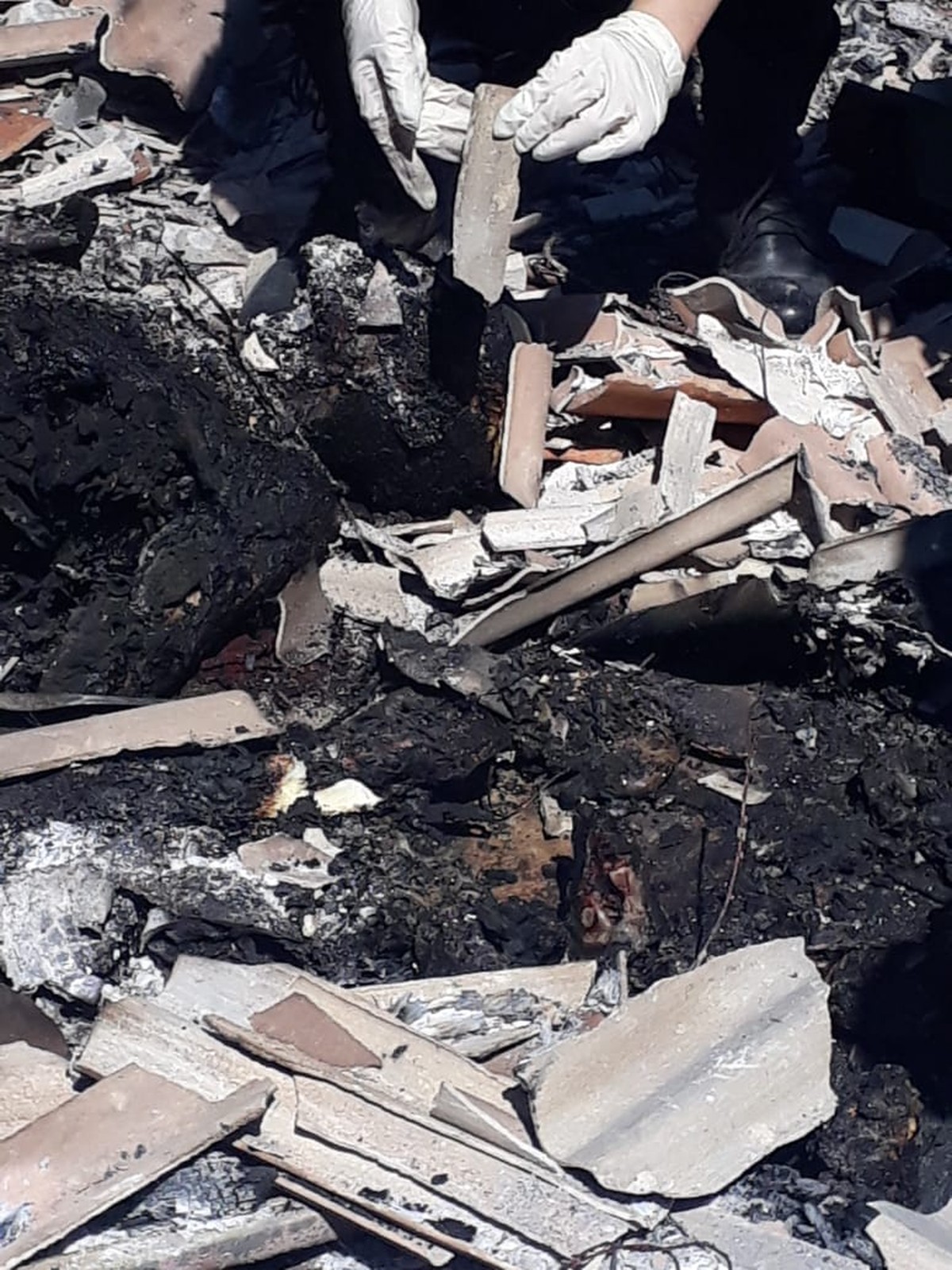 Corpo de caseiro de sítio é encontrado carbonizado em barraco queimado