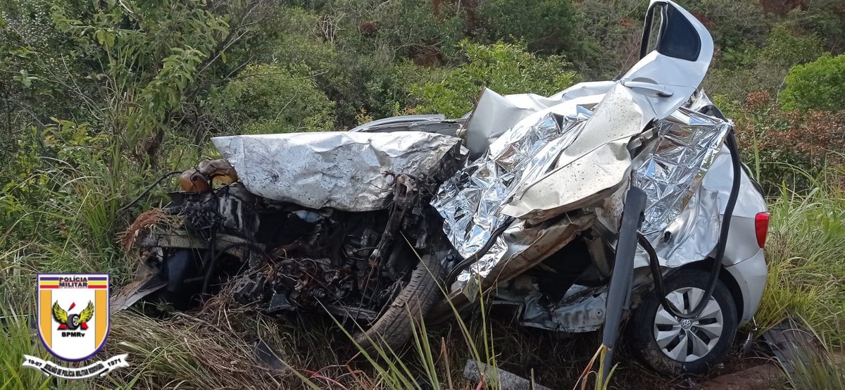 Homem morre após carro bater de frente um caminhão na MG em Gouveia Grande Minas G