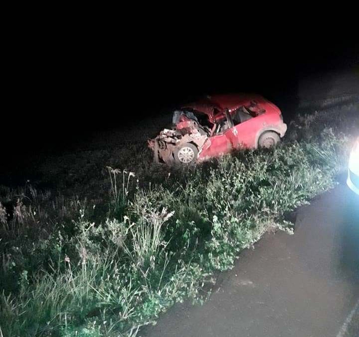 Cinco pessoas morrem em acidente entre carro e caminhão em Estrela