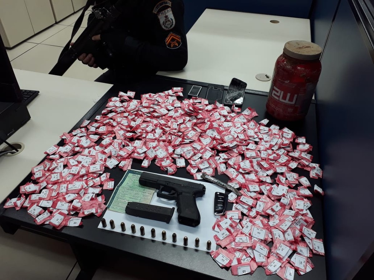 Homem é preso carro clonado pistola e drogas em Nova Friburgo no