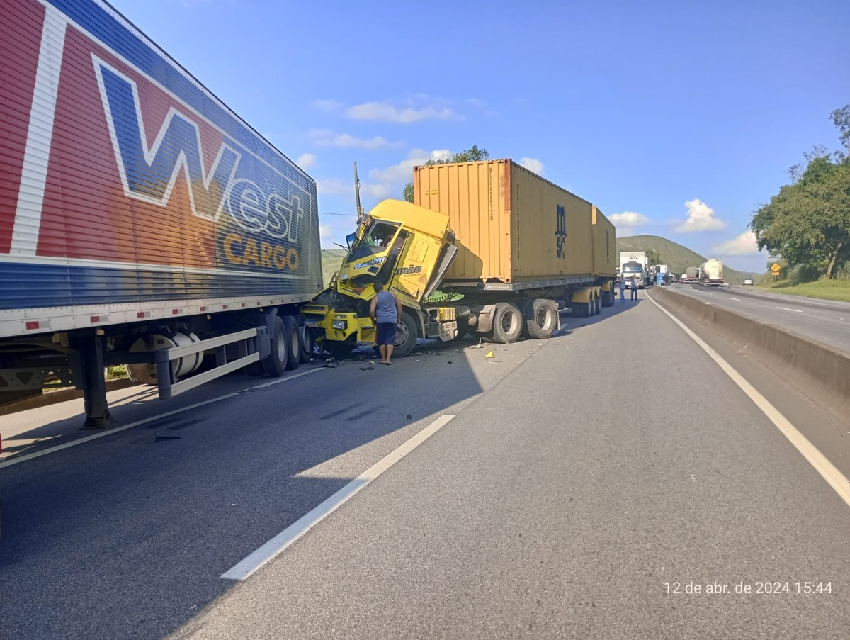 Engavetamento envolvendo três caminhões deixa dois feridos na Via Dutra