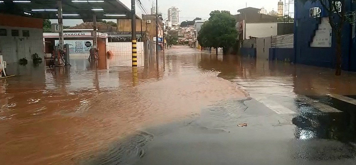 FOTOS água da chuva em São João da Boa Vista invade casas e alaga ruas