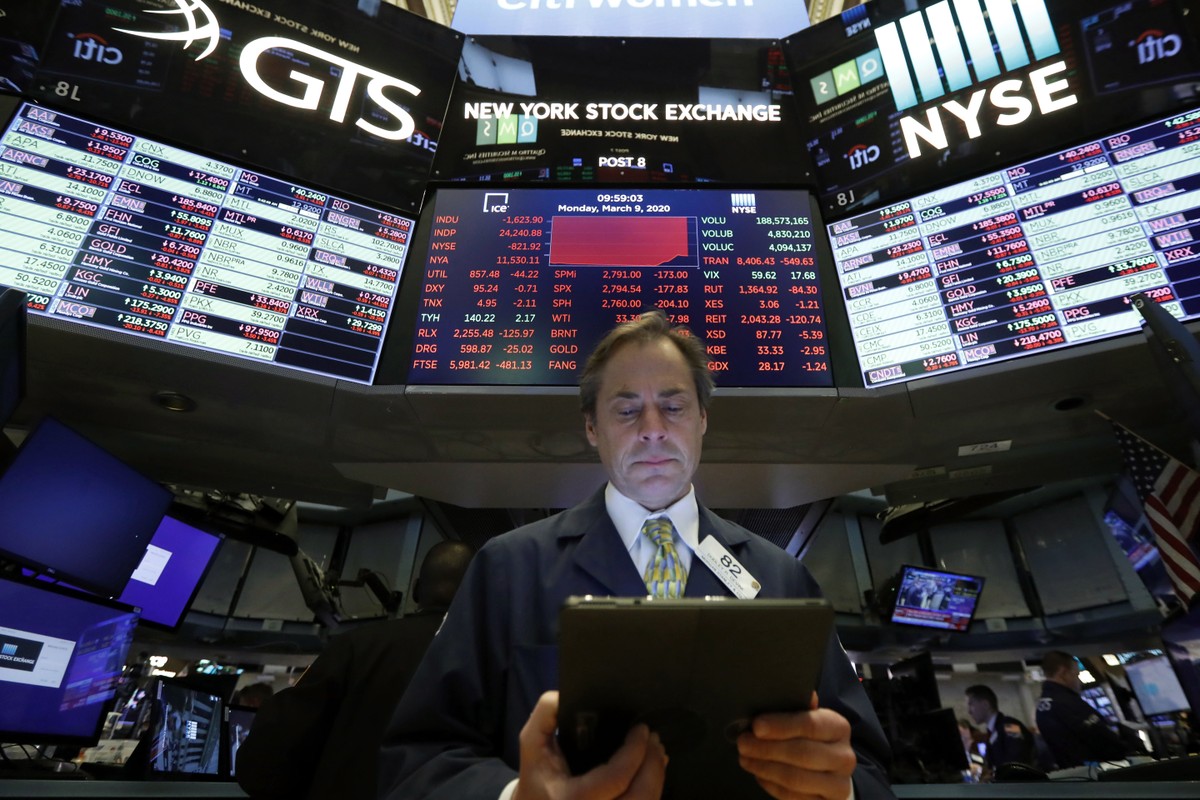 Bolsas de NY fecham sem direção única Nasdaq avança puxado por biotecnologia Economia G
