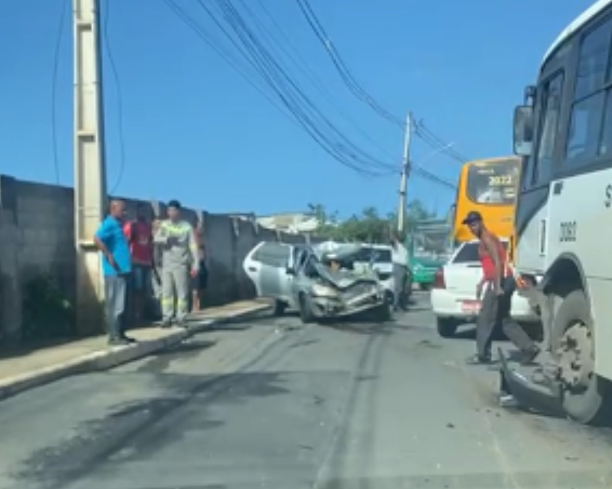 Acidente ente carro e micro ônibus deixa dois feridos na Estrada Velha