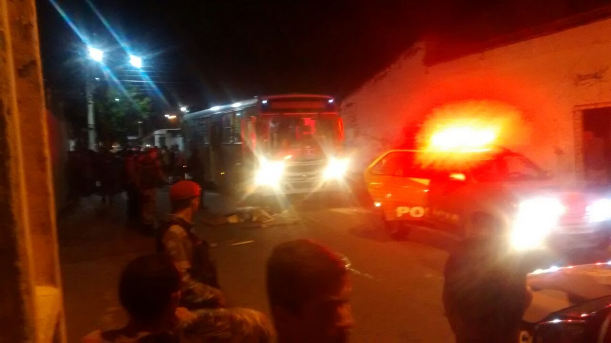 Passageiras e suspeito são baleados durante tentativa de assalto a
