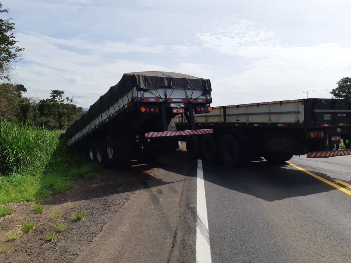 Batida entre dois caminhões interdita trecho da Rodovia SP 191 entre
