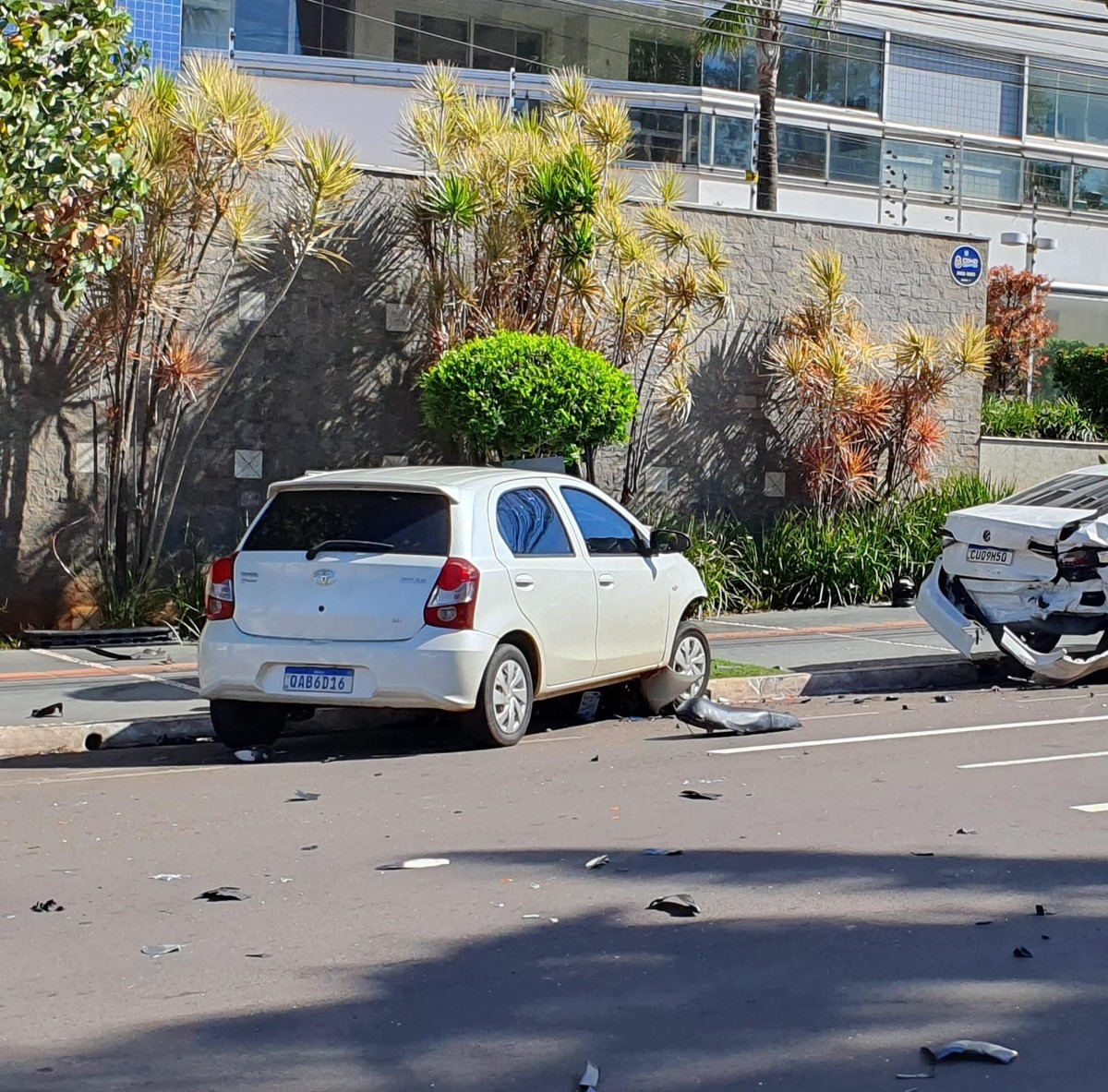 Mulher morre e homem fica ferido em colisão de moto carro do