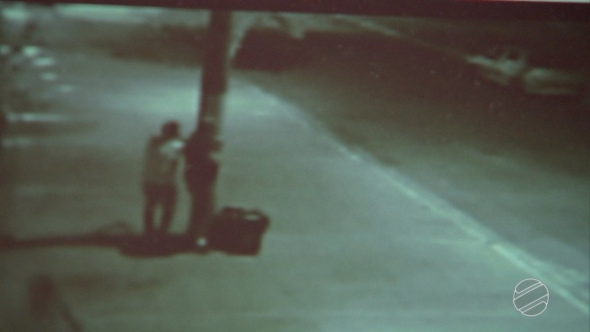 Vídeo mostra troca de tiros em frente de bar onde jovem foi baleado em