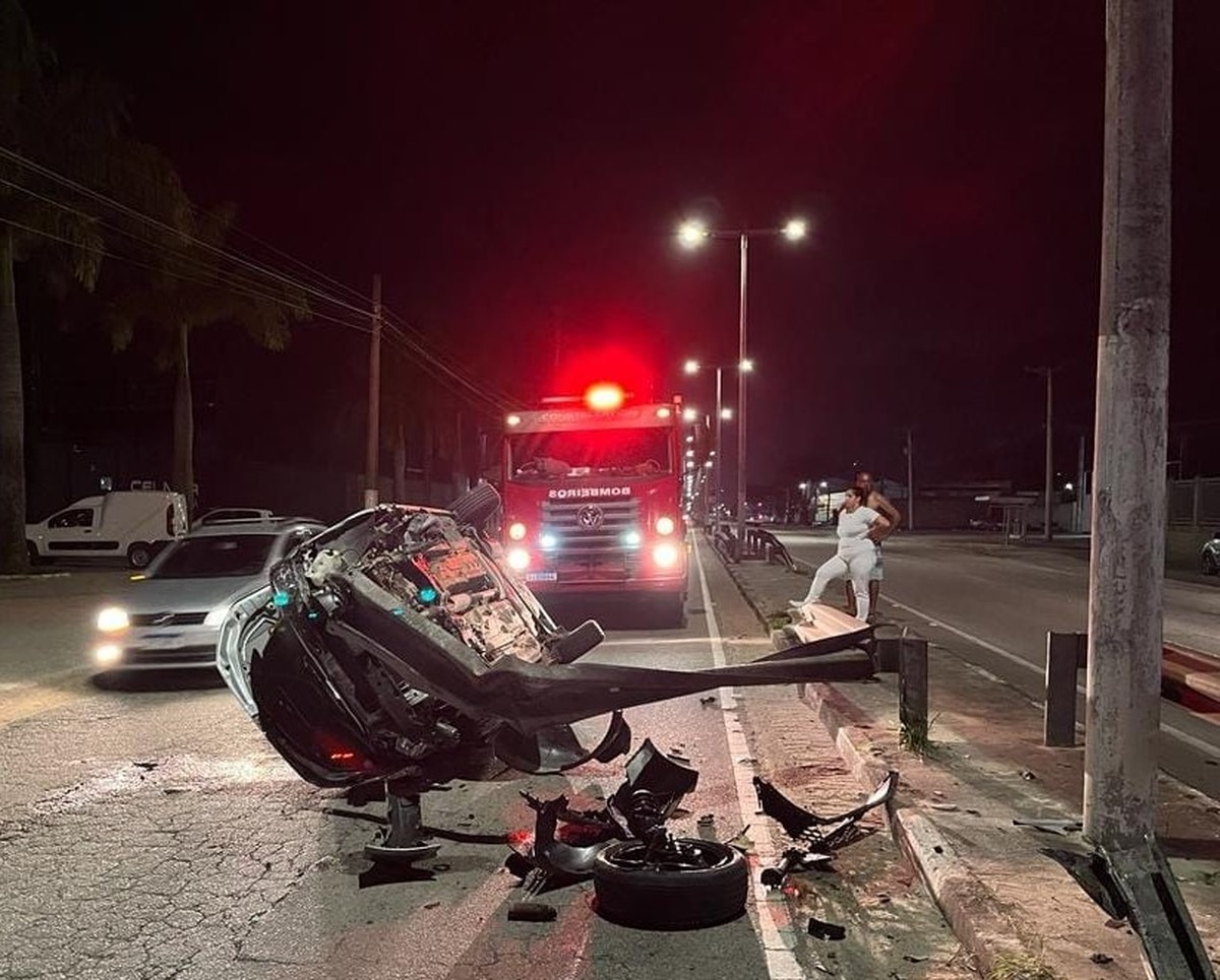 Quatro pessoas ficam feridas após carro capotar na Rio Santos em
