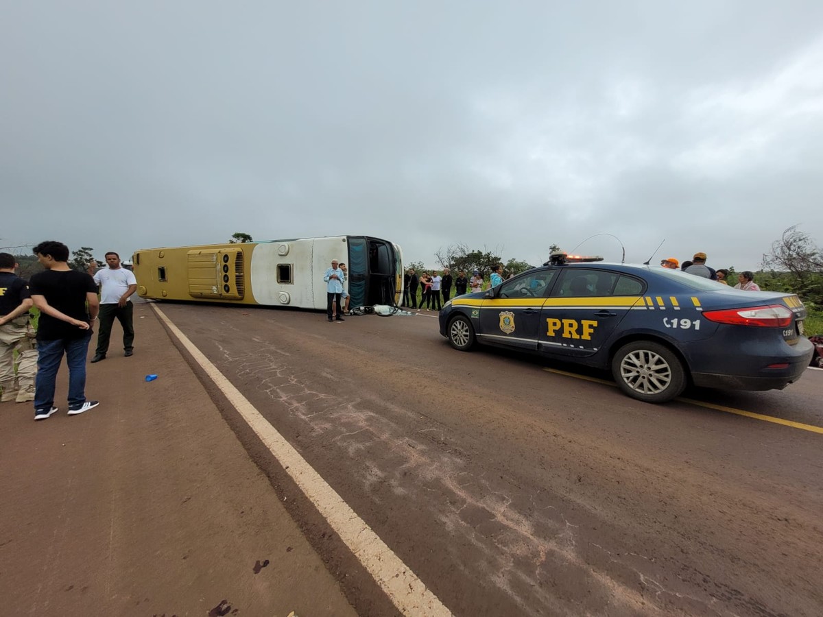 Ônibus tomba e deixa 17 pessoas feridas na BR 365 em Buritizeiro