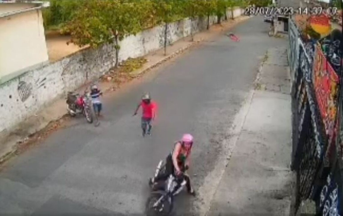 Mulher é derrubada de moto em movimento e assaltada em seguida vídeo