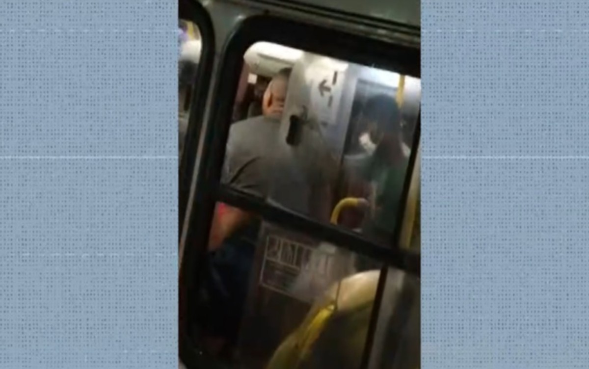 Homem é contido e agredido por passageiros de ônibus após tentar roubar