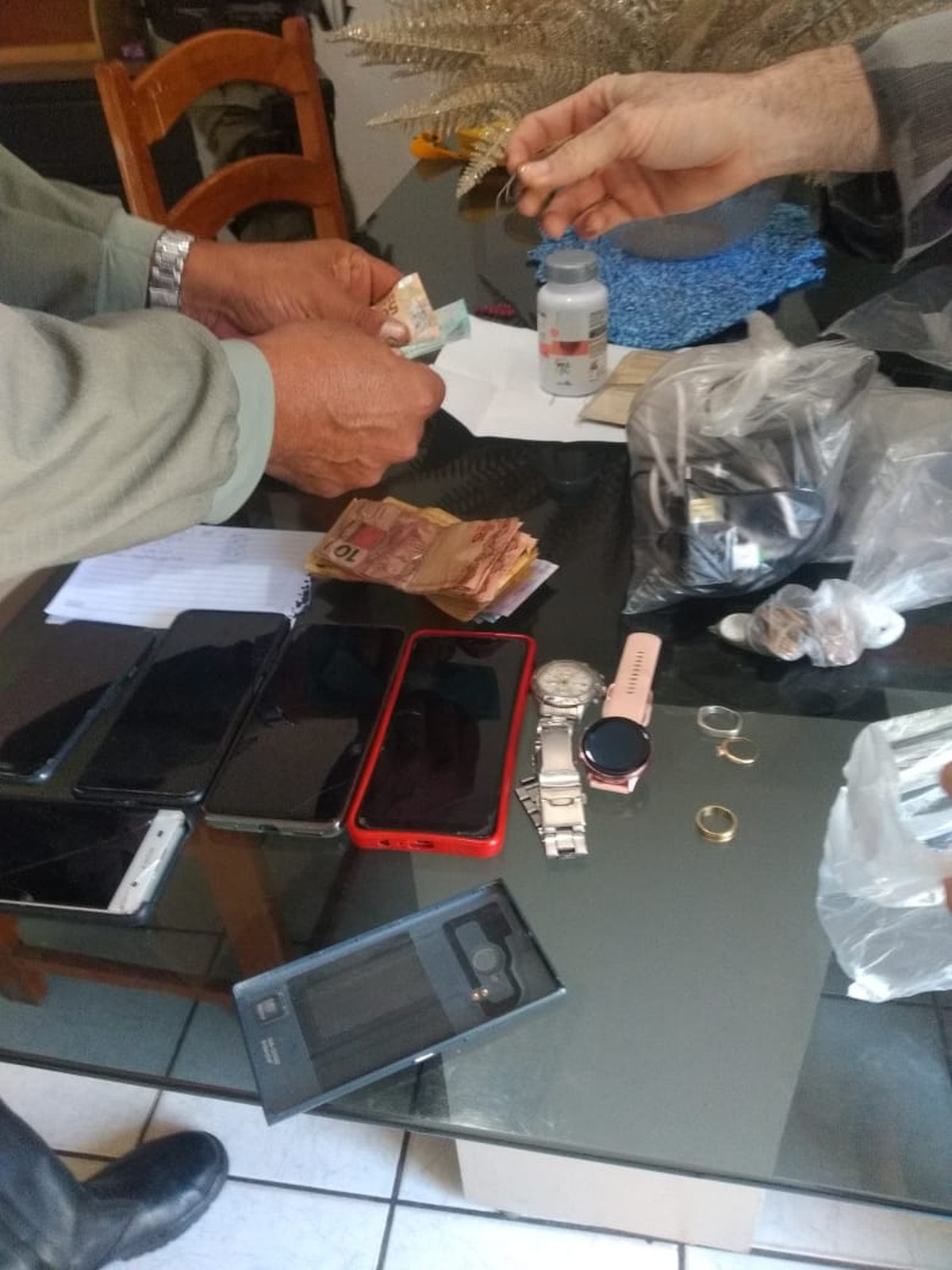 Criminosos trancam reféns em sala de loja durante tentativa de roubo em