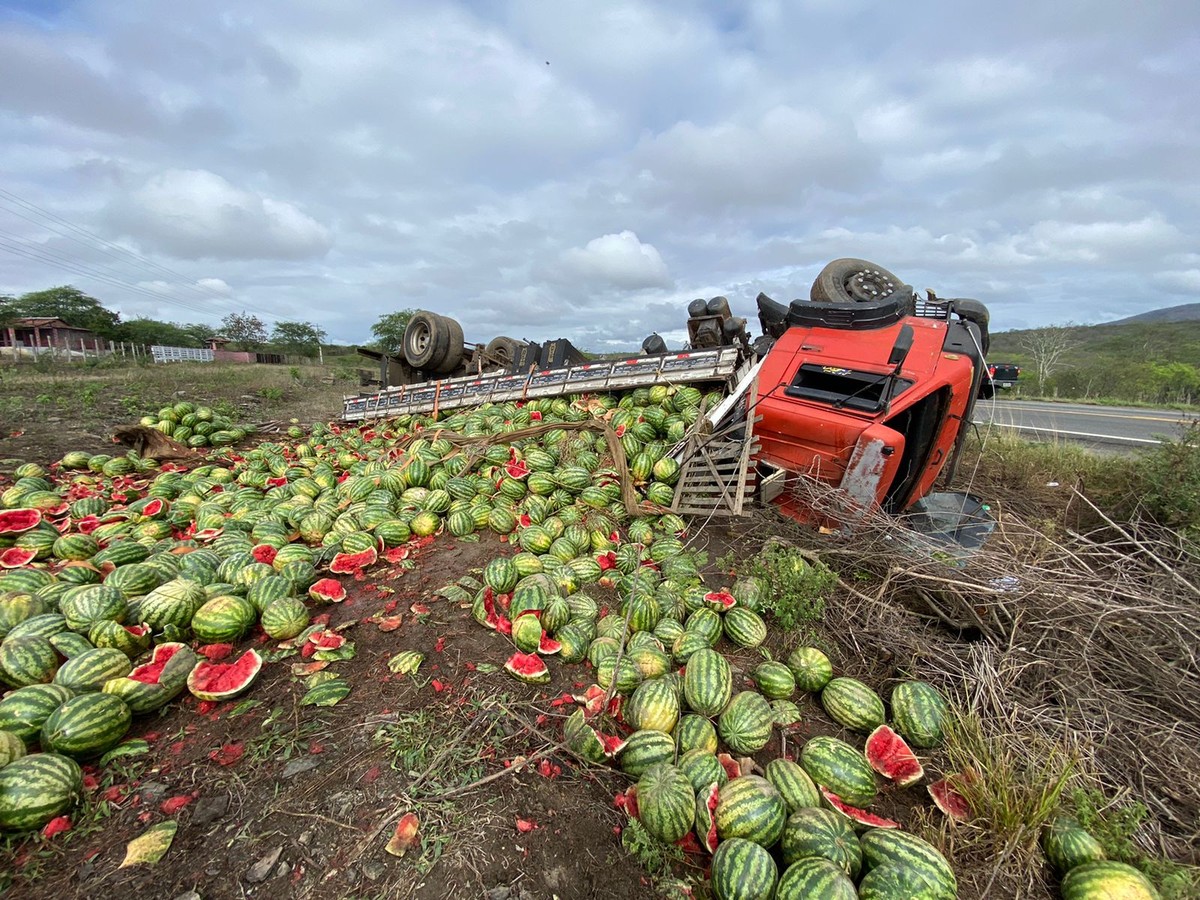 Caminhão carregado de melancia tomba e frutas ficam danificadas na BR