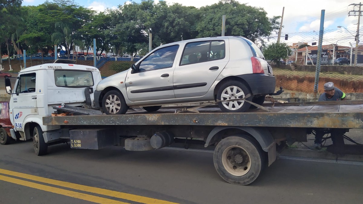 Carro R 100 mil em multas é apreendido durante operação em