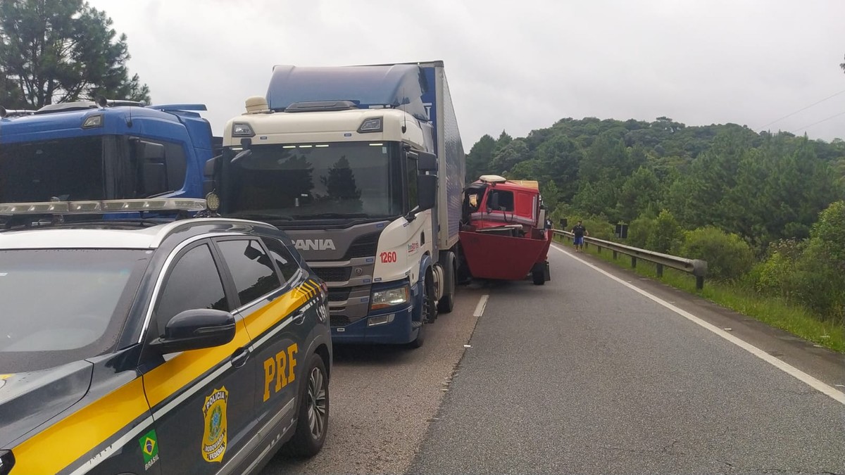 Acidente entre dois caminhões bloqueia trecho da BR por quase duas horas no Paraná