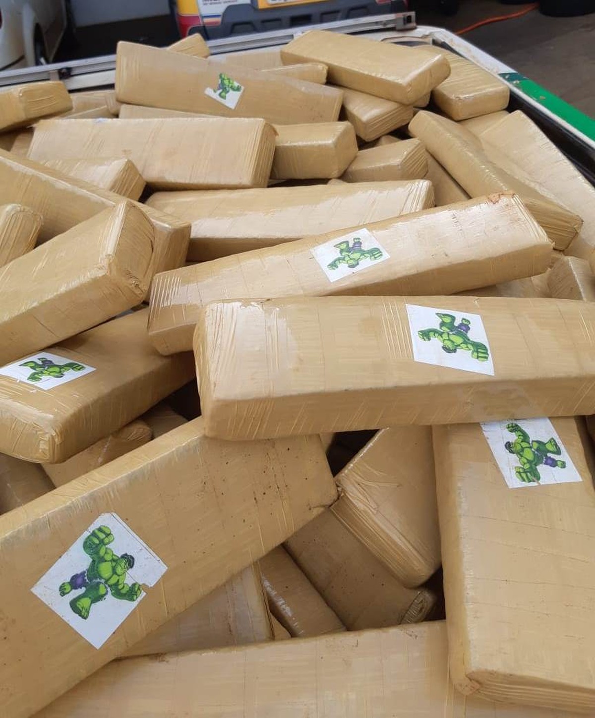 Polícia apreende mais de 500 tabletes de maconha figurinhas do Hulk