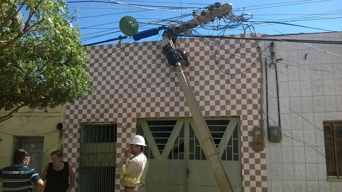 Caminhão de carga arrasta fios e derruba poste sobre casa no Sul do Piauí Piauí G