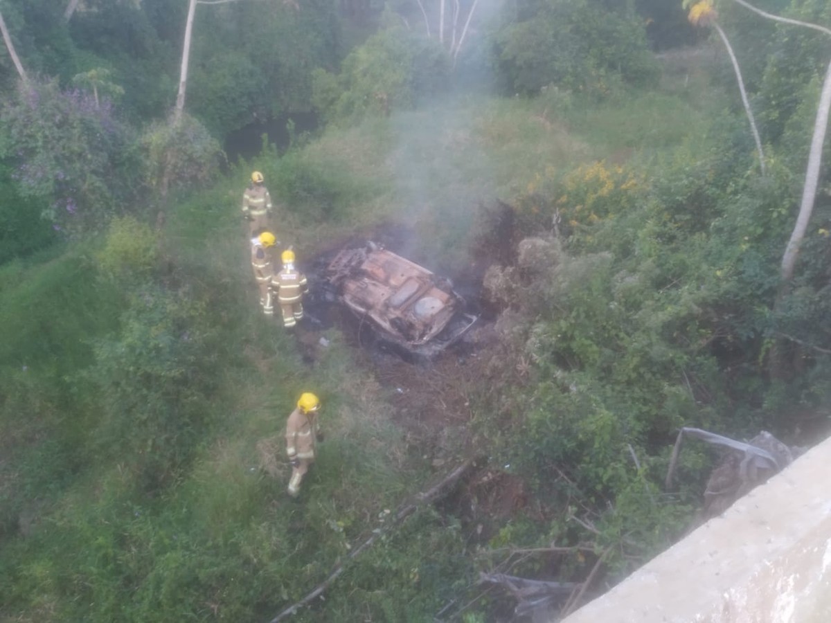 Motorista morre carbonizado após veículo sair de pista em Itaporanga D