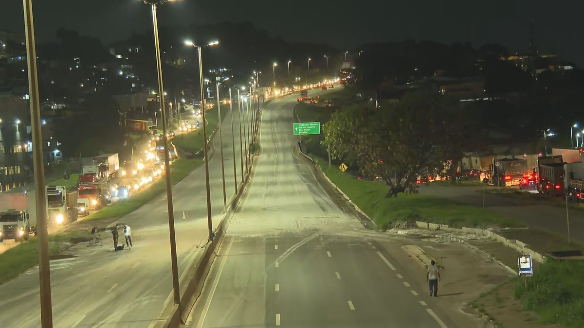Interdição do Anel Rodoviário de BH completa horas após carga de tinta se espalhar na pista