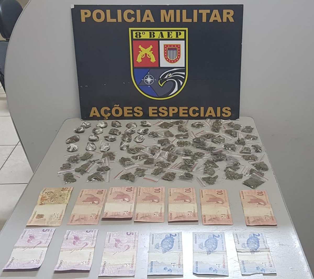 Menor é apreendido quase 90 porções de maconha e dinheiro em