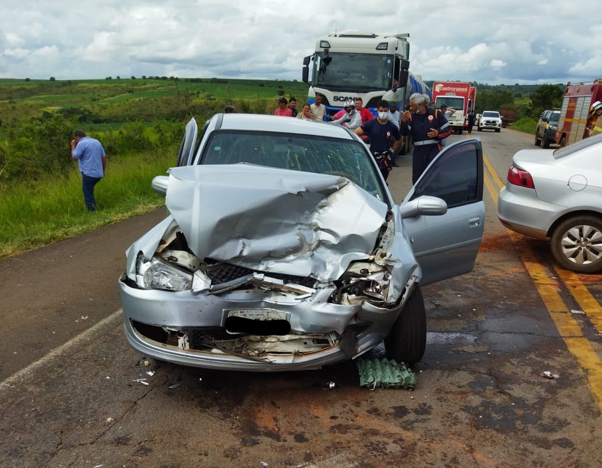 Idosa morre e outras três pessoas ficam feridas em acidente entre dois carros na BR